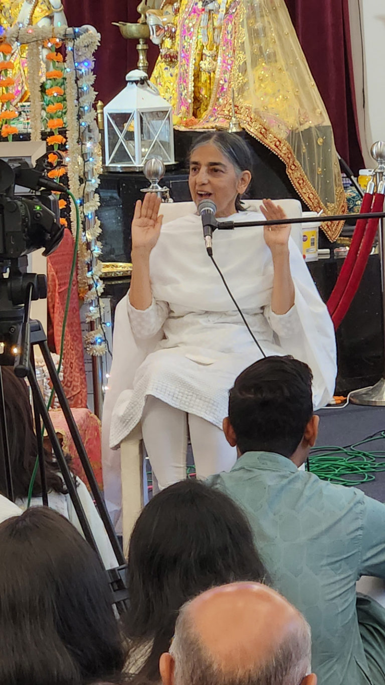 Sindhi religious leader Didi Krishna blesses Toronto Sindhi community ...